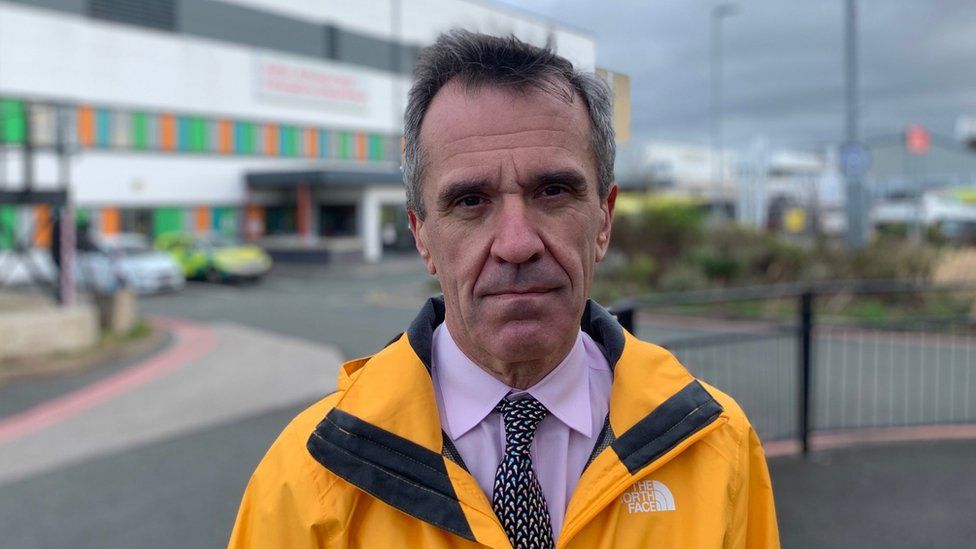 Angen 'gwelliannau brys' i wasanaethau fasgwlar y gogledd - BBC Cymru Fyw