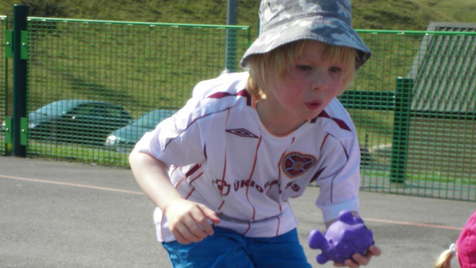 Charity helps autistic 12-year-old reduce life fears - BBC News