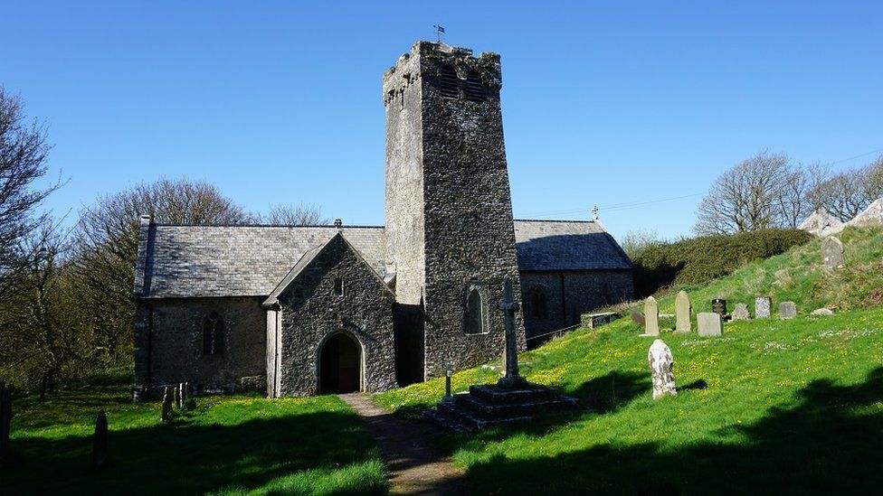 Golwg ar rai o eglwysi digyfaill Cymru - BBC Cymru Fyw