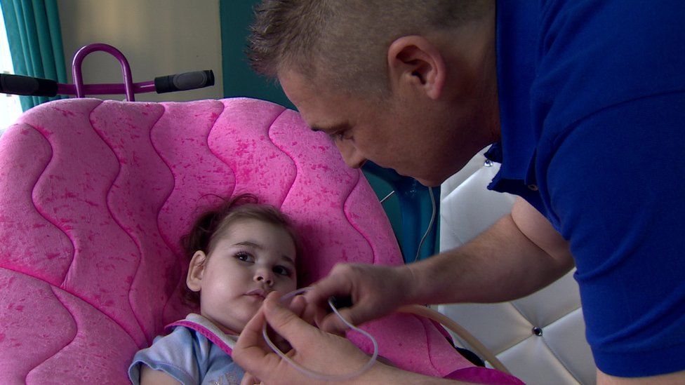 Parents of terminally ill child call for ward to reopen - BBC News