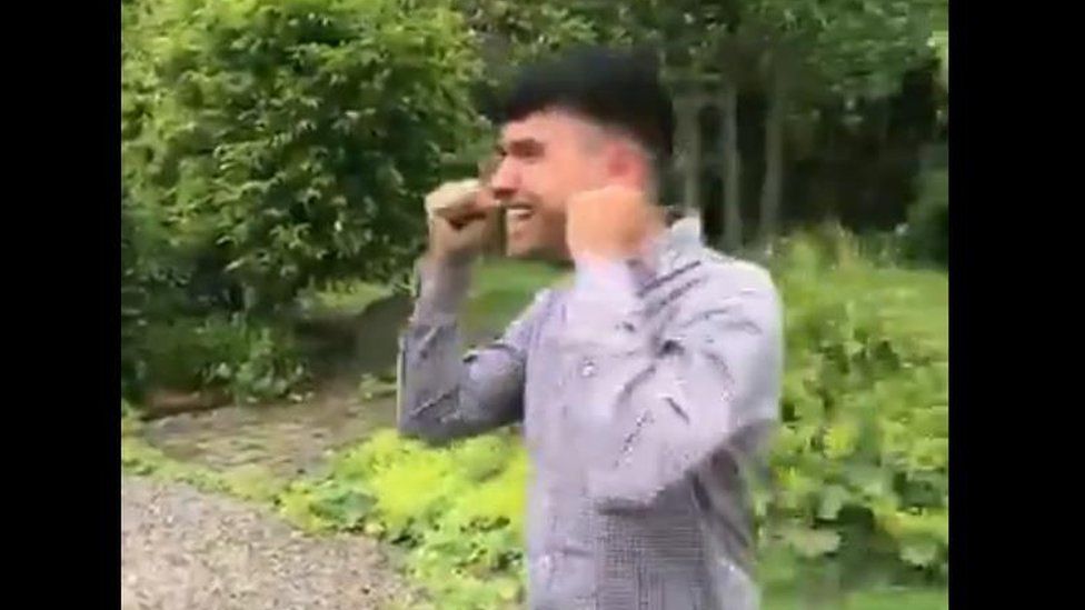 These friends travel thousands of miles for a game of tag - BBC News