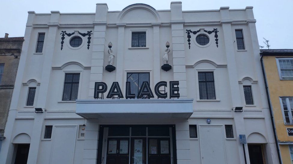 Devizes residents 'desperate' for Palace Cinema to reopen - BBC News