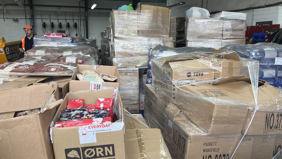 Thousands of Christmas presents leave Ipswich for Ukraine - BBC News