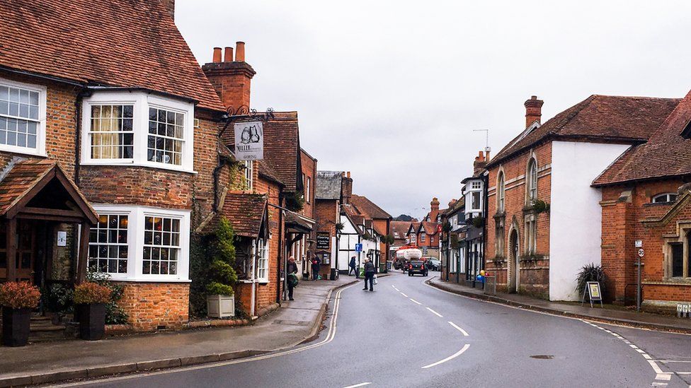 George Michael's Goring neighbours share memories one year on - BBC News