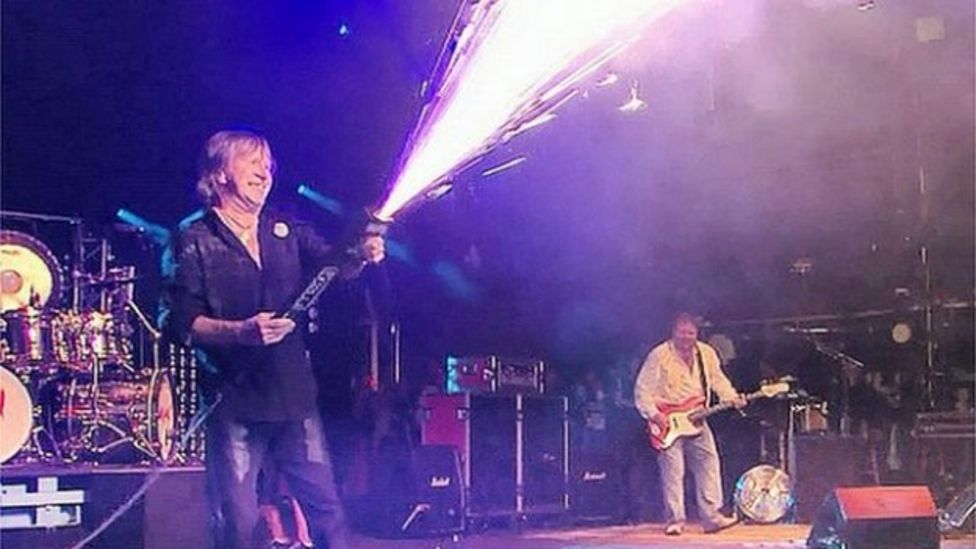 Your memories of Keith Emerson - BBC News