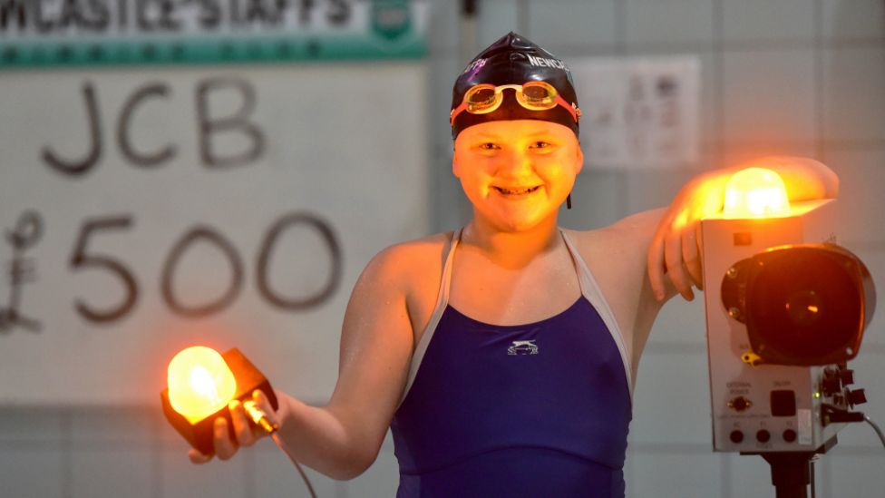 Strobe light helps Staffordshire deaf swimmer compete - BBC News