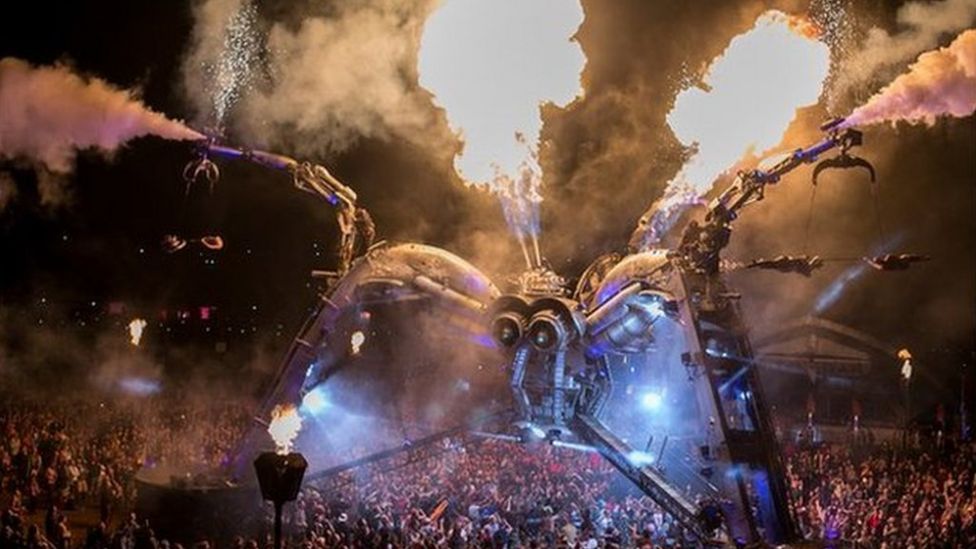 Sheriffhales: The village that owns a solar farm - BBC News