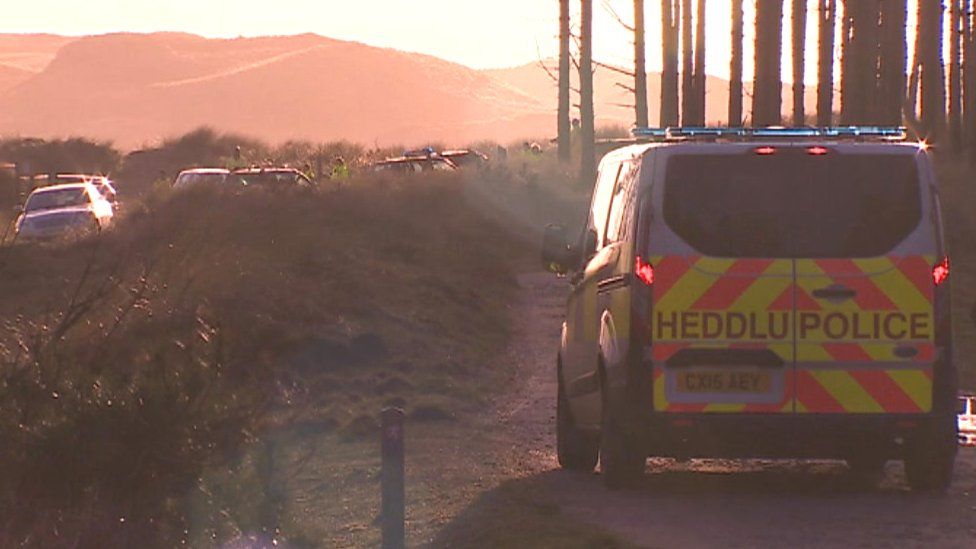 Men 'jumped from Menai bridge tied together', inquest told - BBC News