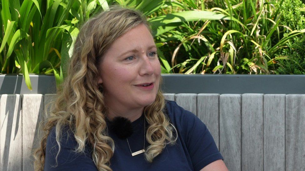 YesCymru yn galw am 'barchu pawb' wedi ffraeo chwyrn - BBC Cymru Fyw