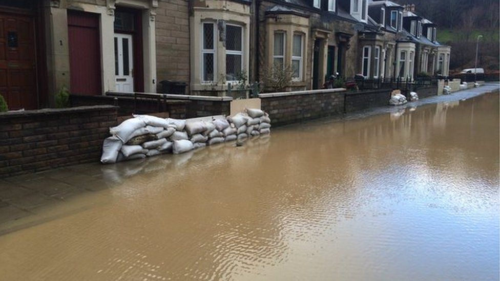 Hundreds evacuated amid Hawick and Jedburgh flood warnings - BBC News