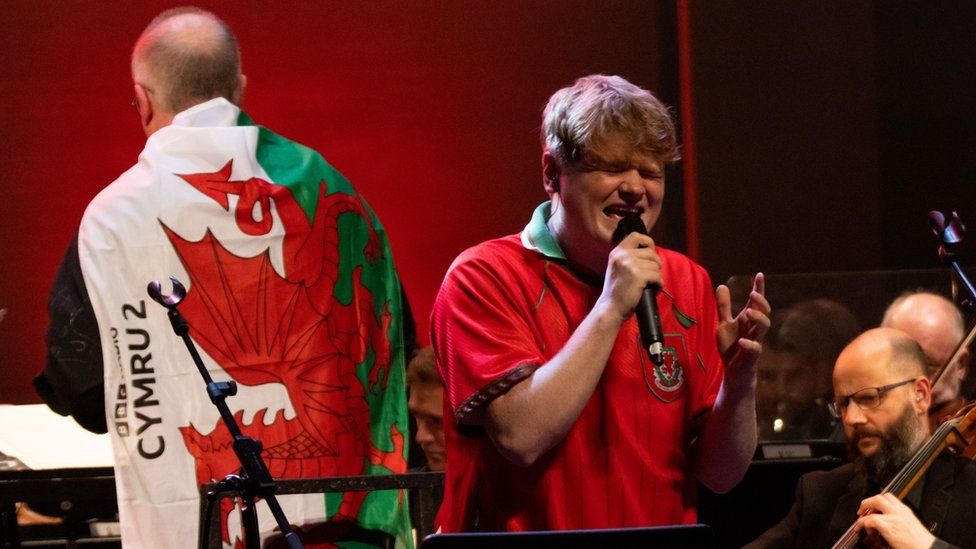 Oriel luniau: Noson y Wal Goch - BBC Cymru Fyw