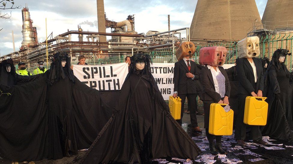 COP26: Police close road as protesters march near M8 - BBC News