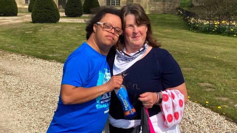 Y Cymro cyntaf gyda Syndrom Down i gwblhau Marathon Llundain - BBC ...