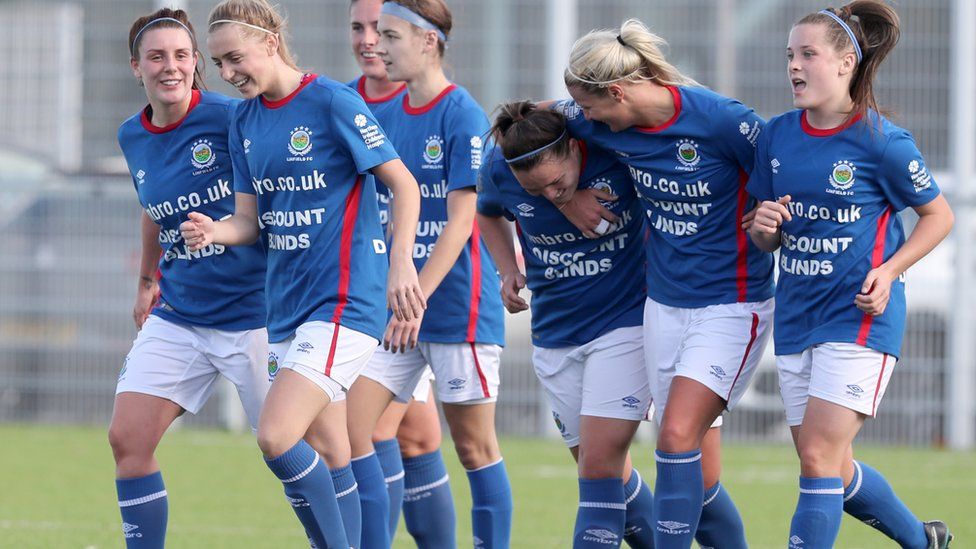 Linfield lift Women's Premiership trophy - BBC Sport