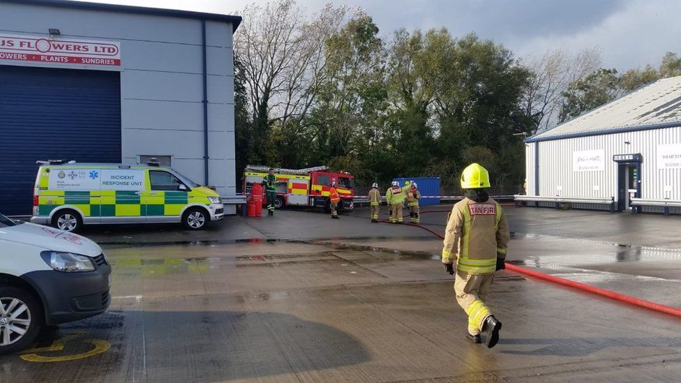Cardiff fire: Large plumes of smoke from Penarth Road - BBC News