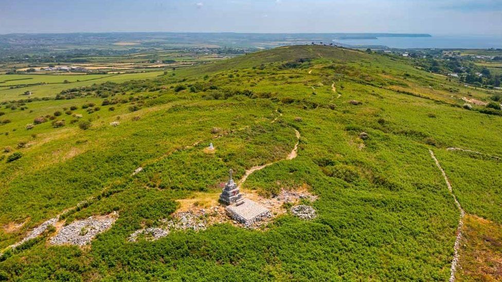 Cornwall Heritage Trust bids to buy Tregonning Hill - BBC News