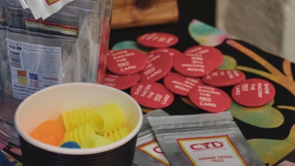 Kits that test for spiked drinks given to Newcastle students - BBC News