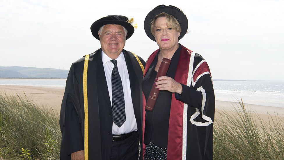 Max Boyce yn 80: Y digrifwr yn dathlu yn ei filltir sgwâr - BBC Cymru Fyw