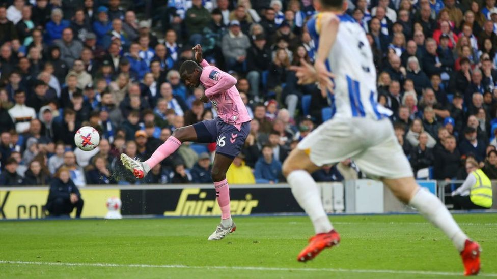 Everton out of relegation zone after beating Brighton 5-1 - BBC Newsround