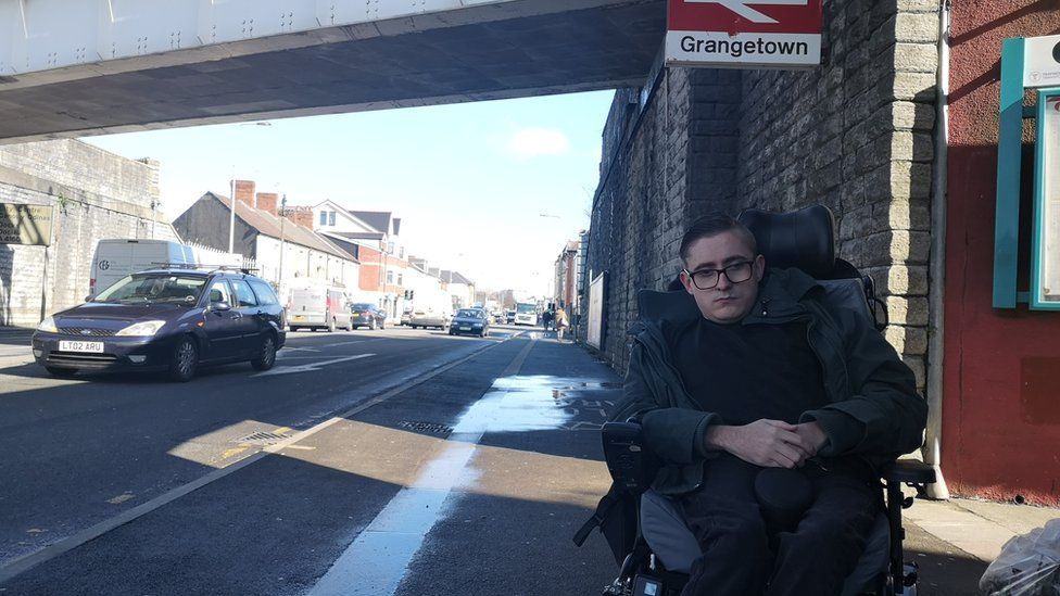 Cwyno am fynediad anabl i drenau Cymru - BBC Cymru Fyw