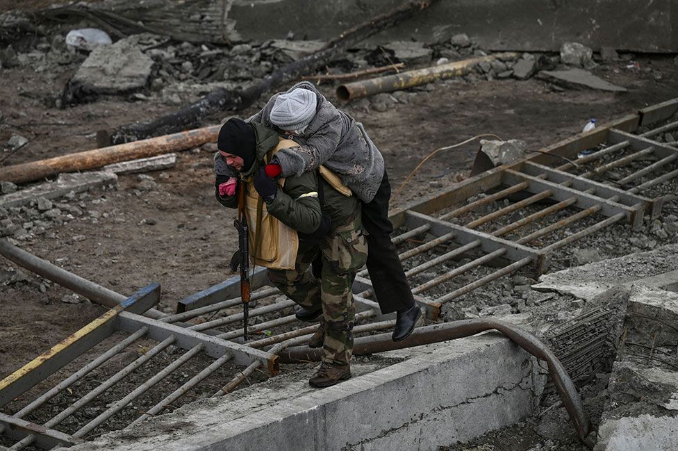 War in Ukraine: Evacuees flee cities amid Russian shelling - BBC News
