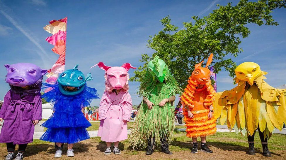 Cyn-enillydd yn cwestiynu 'urddas' prif seremonïau'r Urdd - BBC Cymru Fyw