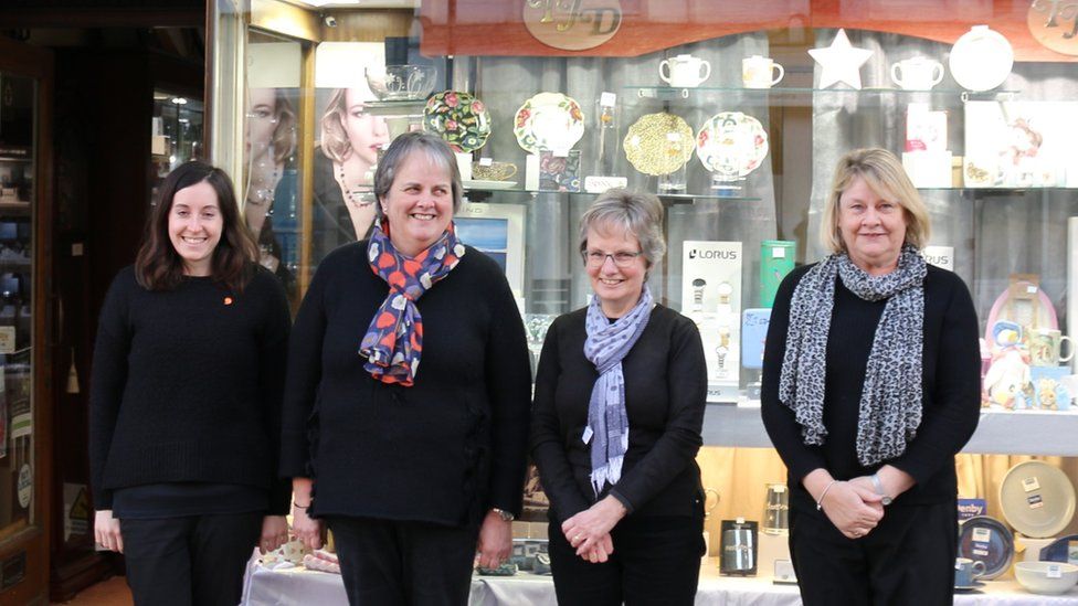 Diwedd cyfnod yn Aberystwyth wrth i siop 'eiconig' gau - BBC Cymru Fyw