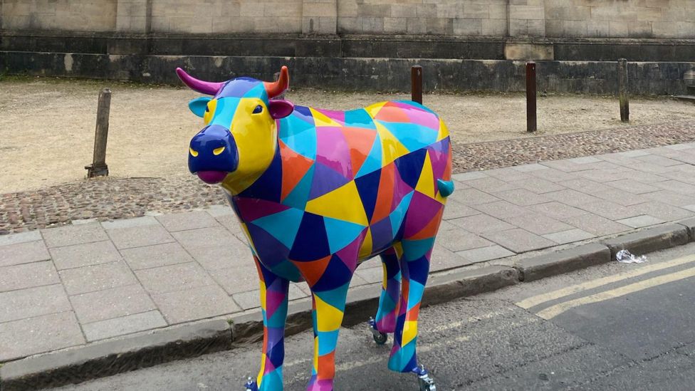 Oxfordshire painted ox sculptures in place for art trail - BBC News