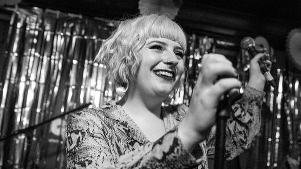 Ateb y Galw: Y gantores Katie Hall - BBC Cymru Fyw