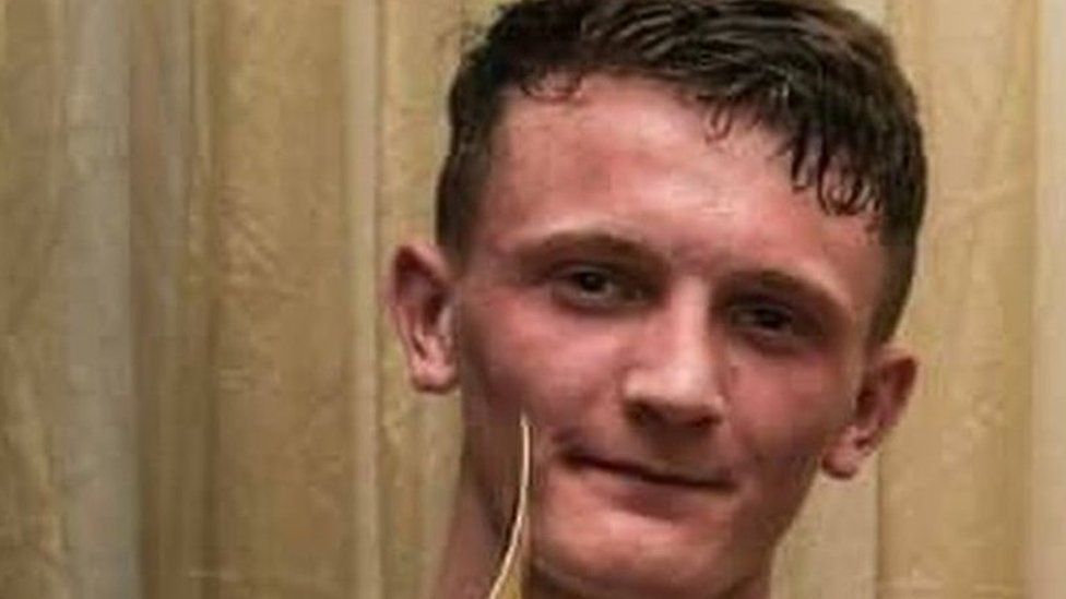 Tom Bell: March held after Doncaster pub shooting - BBC News