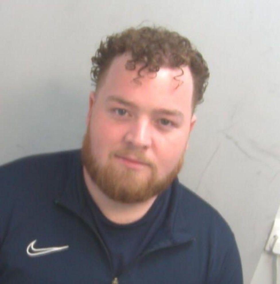 Mark Cavendish robbery: George Goddard wanted by Essex Police - BBC News