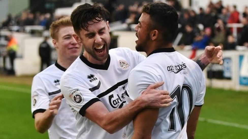 Connor Riley-Lowe: Truro City extend loan of Exeter defender - BBC Sport