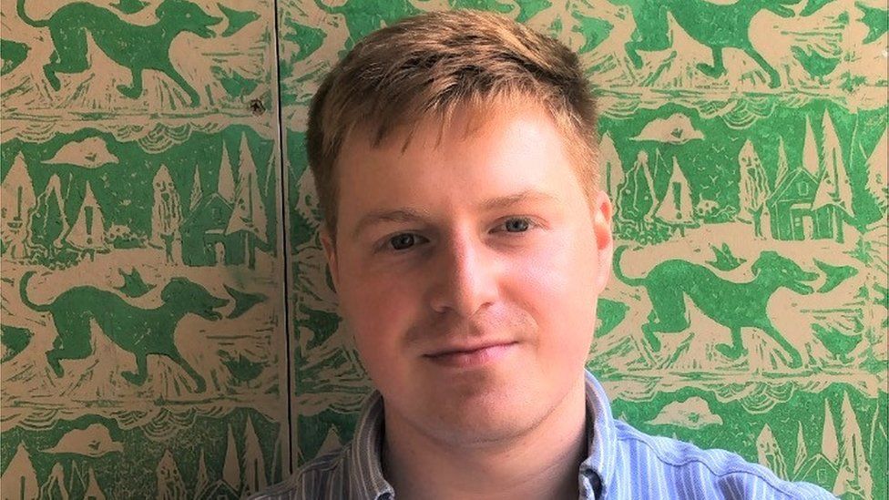 Covid: Support calls for graduates in 'midst of pandemic' - BBC News