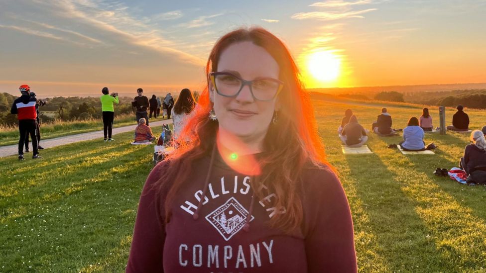 Summer solstice sunrise in Milton Keynes enjoyed by locals - BBC News