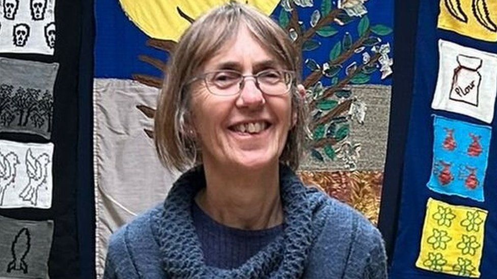 Addasu hen adeiladau ger Crymych ar gyfer y gymuned - BBC Cymru Fyw