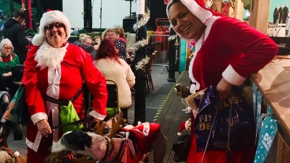 Parti Nadolig i gŵn yng Nghaernarfon - BBC Cymru Fyw