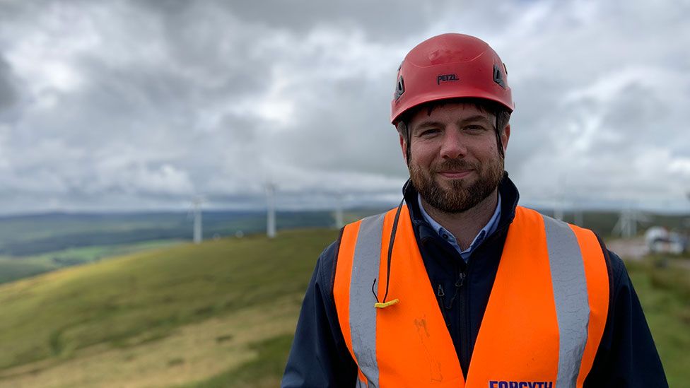 Hagshaw Hill: Turbines dismantled at Scotland's oldest wind farm - BBC News