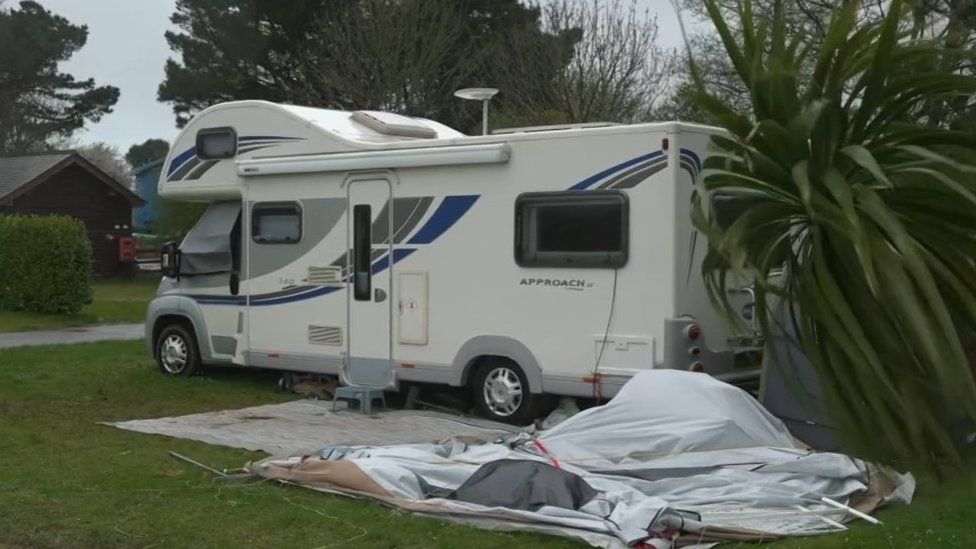 Storm Noa: Power cuts and trees down in Devon and Cornwall - BBC News