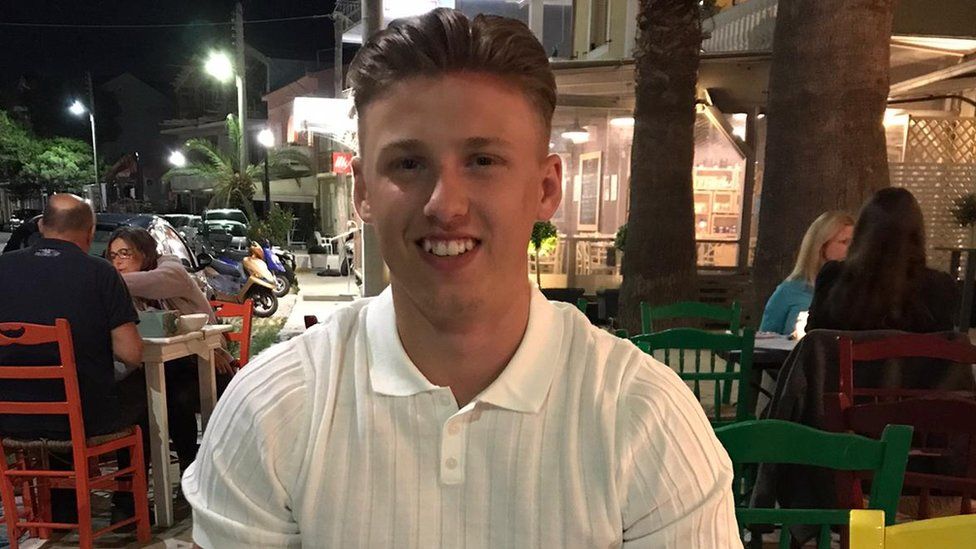 Footballer’s rare cancer tumour ‘size of a tennis ball’ - BBC News