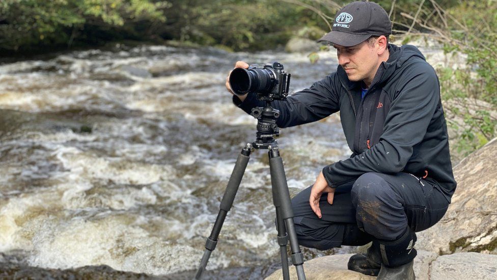 Somerset dad stubs out smoking habit for photography - BBC News