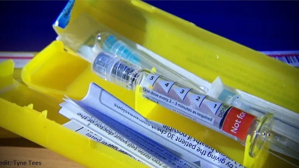 More Durham officers trained to use overdose antidote - BBC News