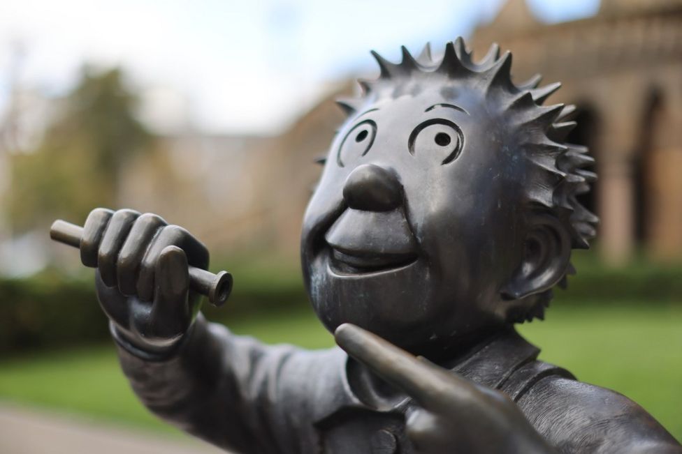 Monuments, murals, and mosaics on the Dundee public art trail - BBC News