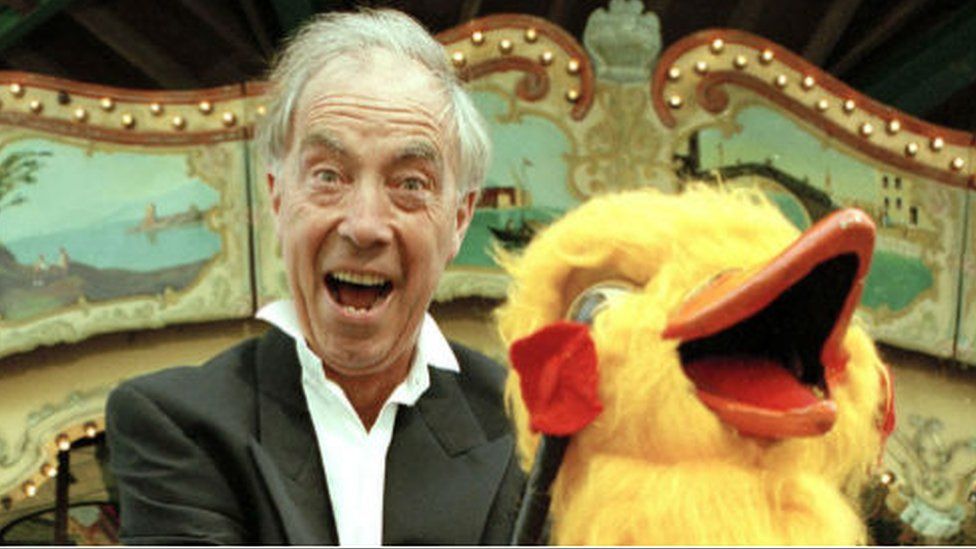 Bernie Clifton and ostrich to appear at Kerrang! Awards - BBC News