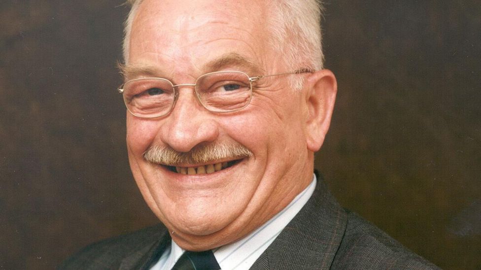 Bill Brady: Memorial tree for South Tyneside mayor - BBC News