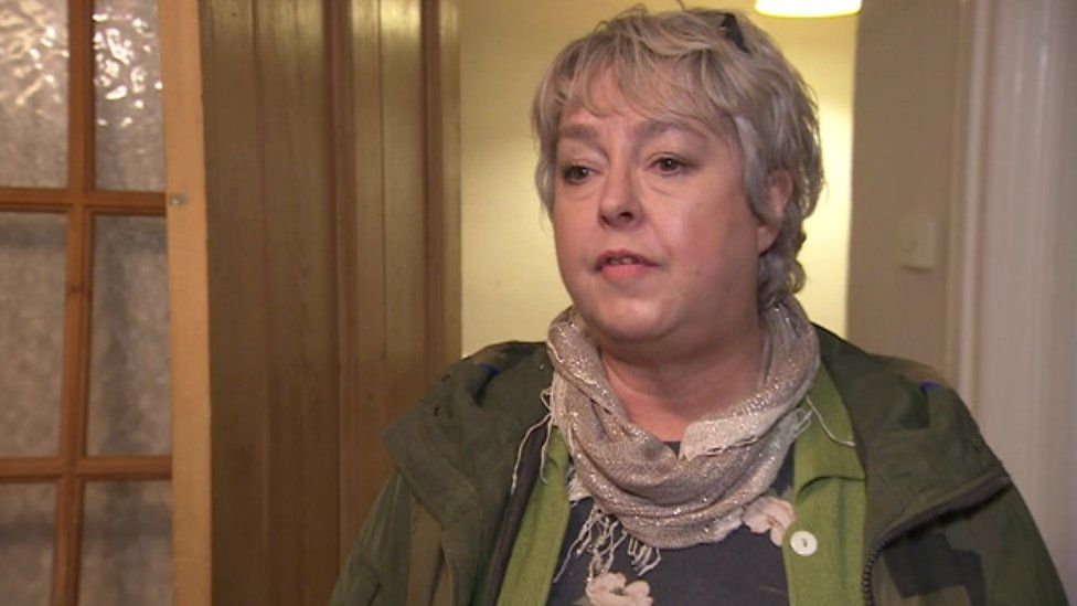 'Hunllef' cwpl a orfodwyd i adael eu cartref yn Aberteifi - BBC Cymru Fyw