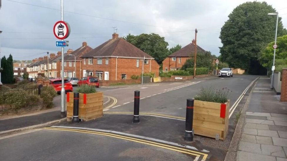 Exeter trial road closures divides opinion - BBC News