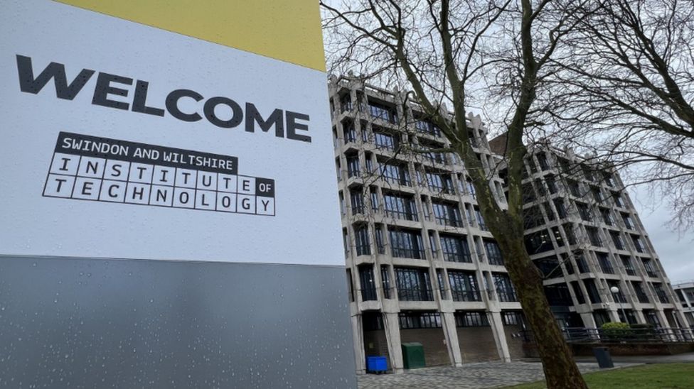 Thamesdown Hydrotherapy pool launches roof repair fundraiser - BBC News