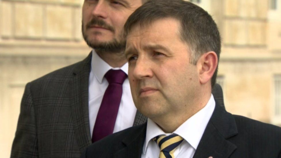 UUP leader meets Irish language activists - BBC News