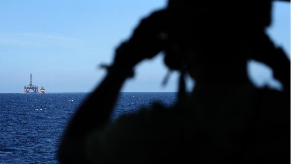 Greenpeace activists try to board oil rig at sea - BBC News