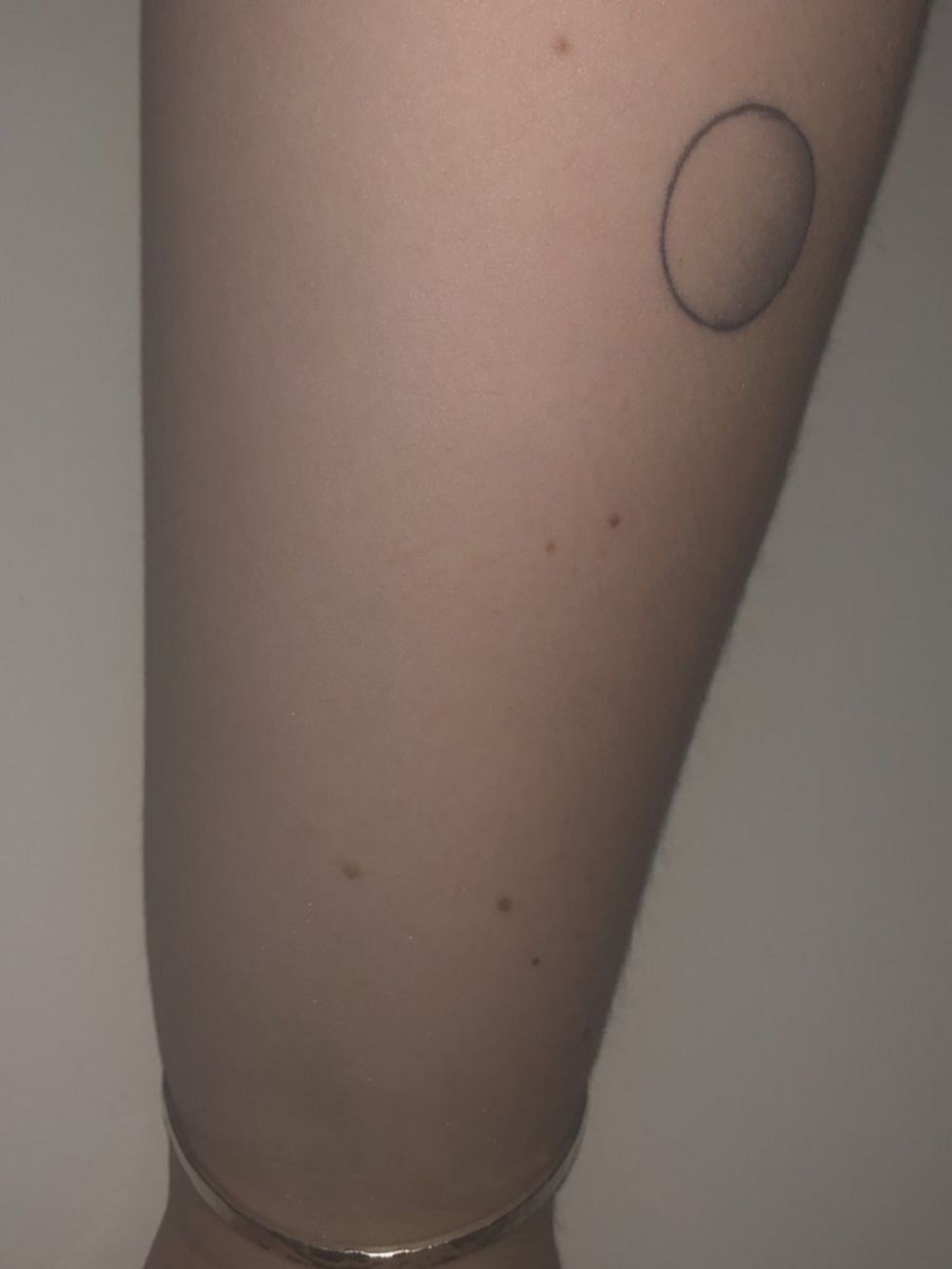 Pa nofel Gymraeg sydd wedi ysbrydoli tatŵs Caryl Bryn? - BBC Cymru Fyw